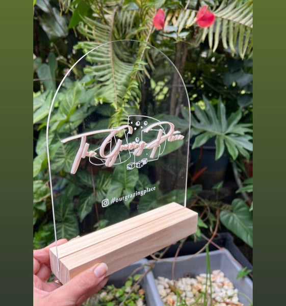 Acrylic Table Arched Sign – Sparkle Cake Toppers